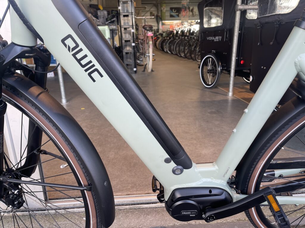 QWIC Premium i MN7+ LARGE M420 MIDDENMOTOR Khaki Green 2023 - Fietsmaster